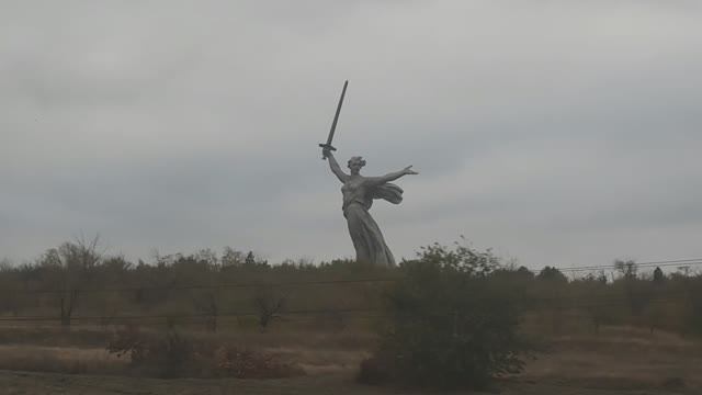Памятник "Родина-мать" (Волгоград) - вид из окна поезда.