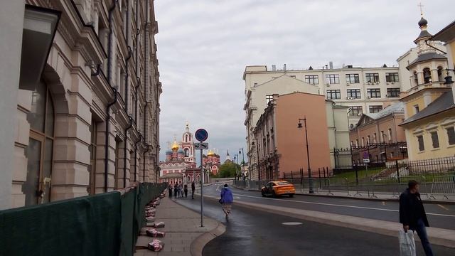 рядом со станцией метро "Площадь Ногина".