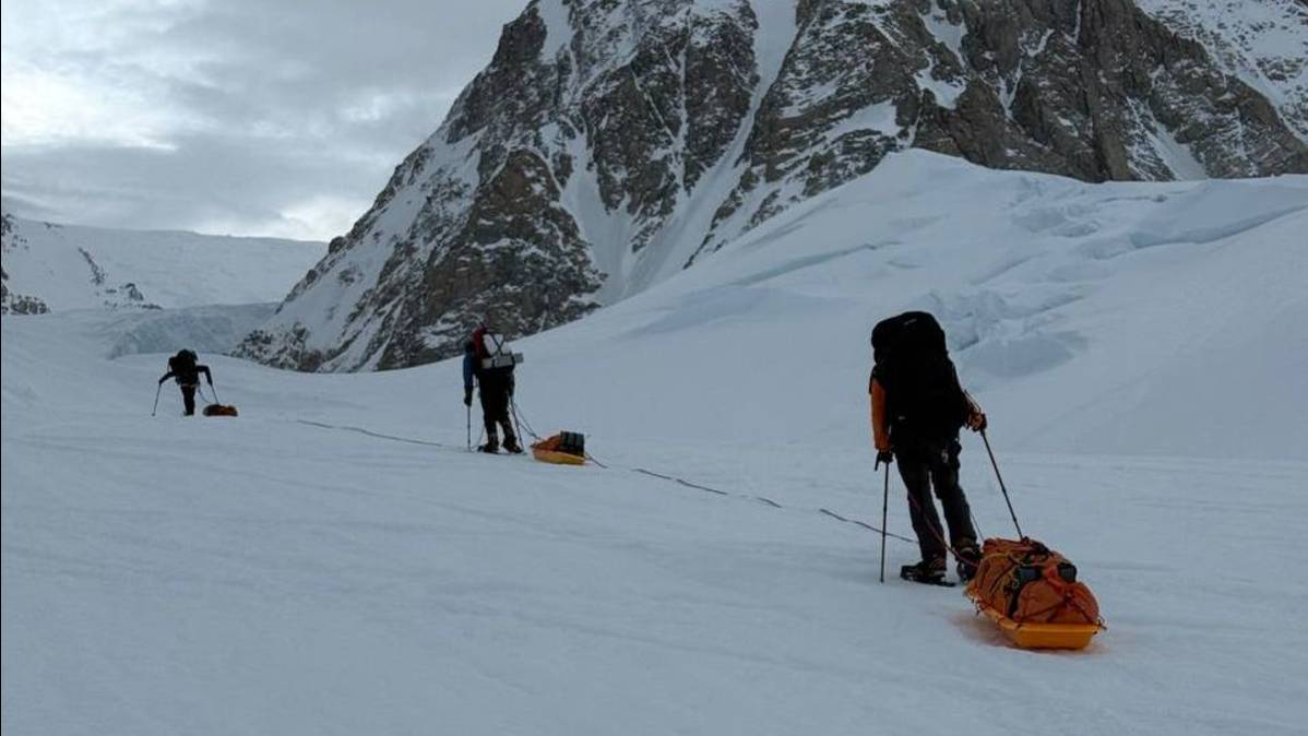 Фрагменты перехода группы Клуба 7 Вершин в Лагерь 11000на склонах горы Денали на Аляске