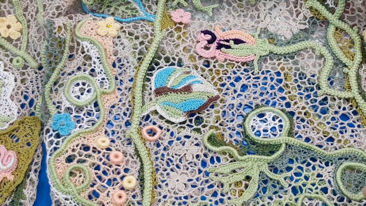 Вывязывание проймы и подмышечной зоны рукава.заполнение сеткой.Сборка и Результат кофточки.