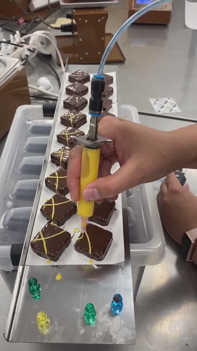 Готовим конфетку тяп-ляпку с кунжутом, гречневыми хлопьями, на арахисовой пасте и меде.