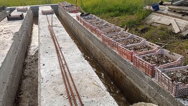 Заливаю воду в бетонный ручей биплато