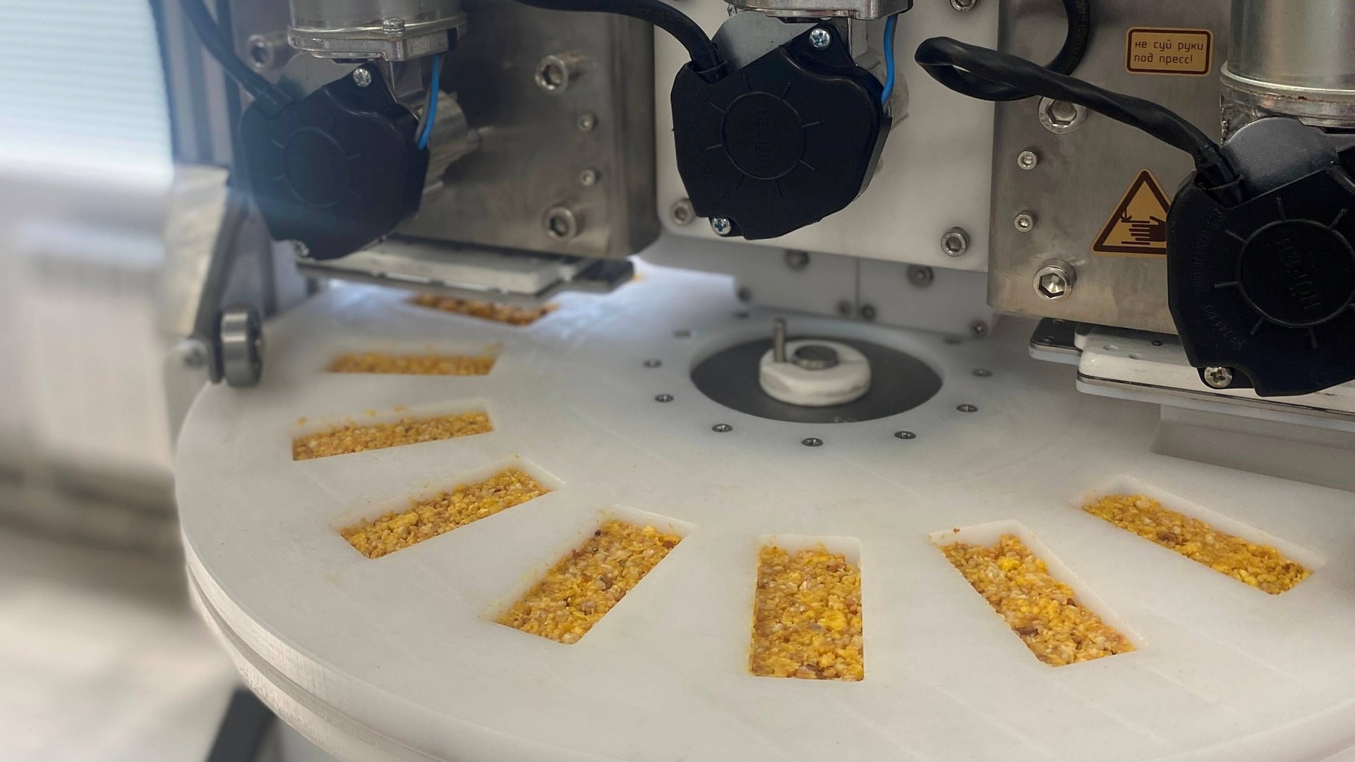 Готовим батончики из кедрового ореха с кукурузными хлопьями.