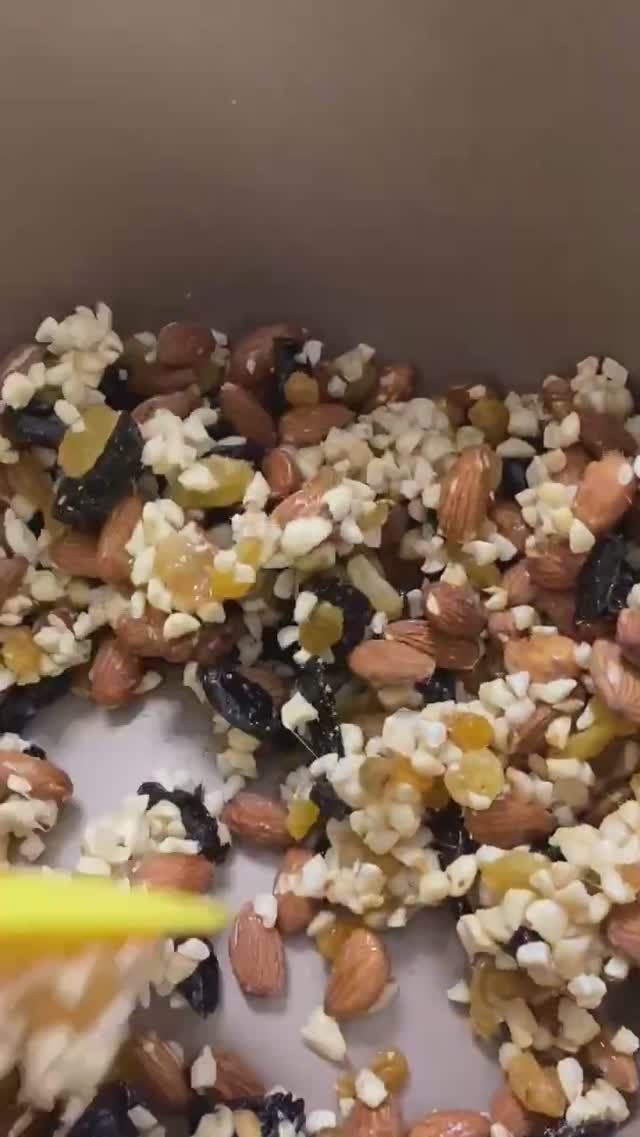 Тестируем формовку батончиков с цельным миндалем.