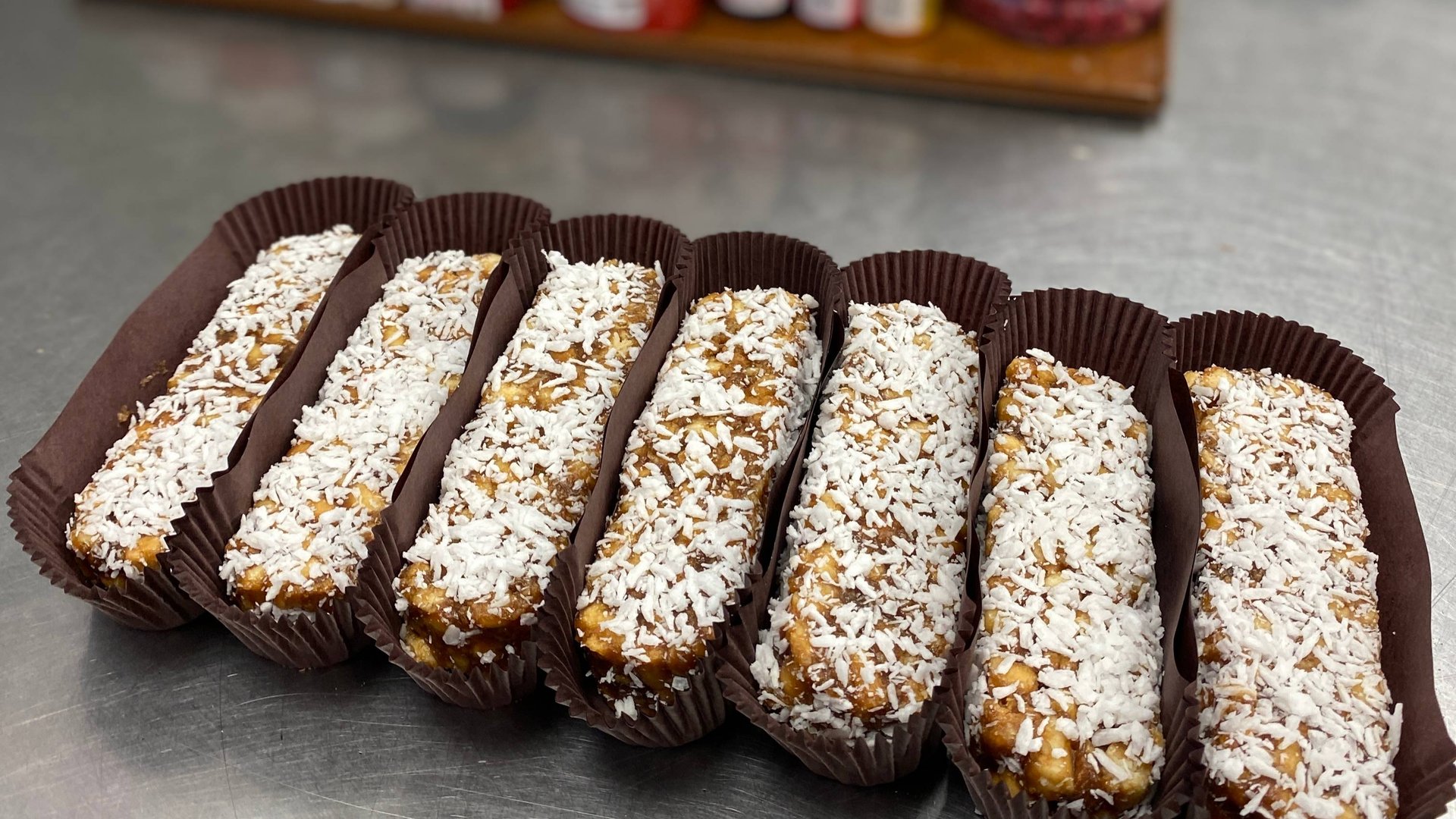 Пирожные из песочного теста с вареной сгущенкой на машине ШокоЛана PRO.