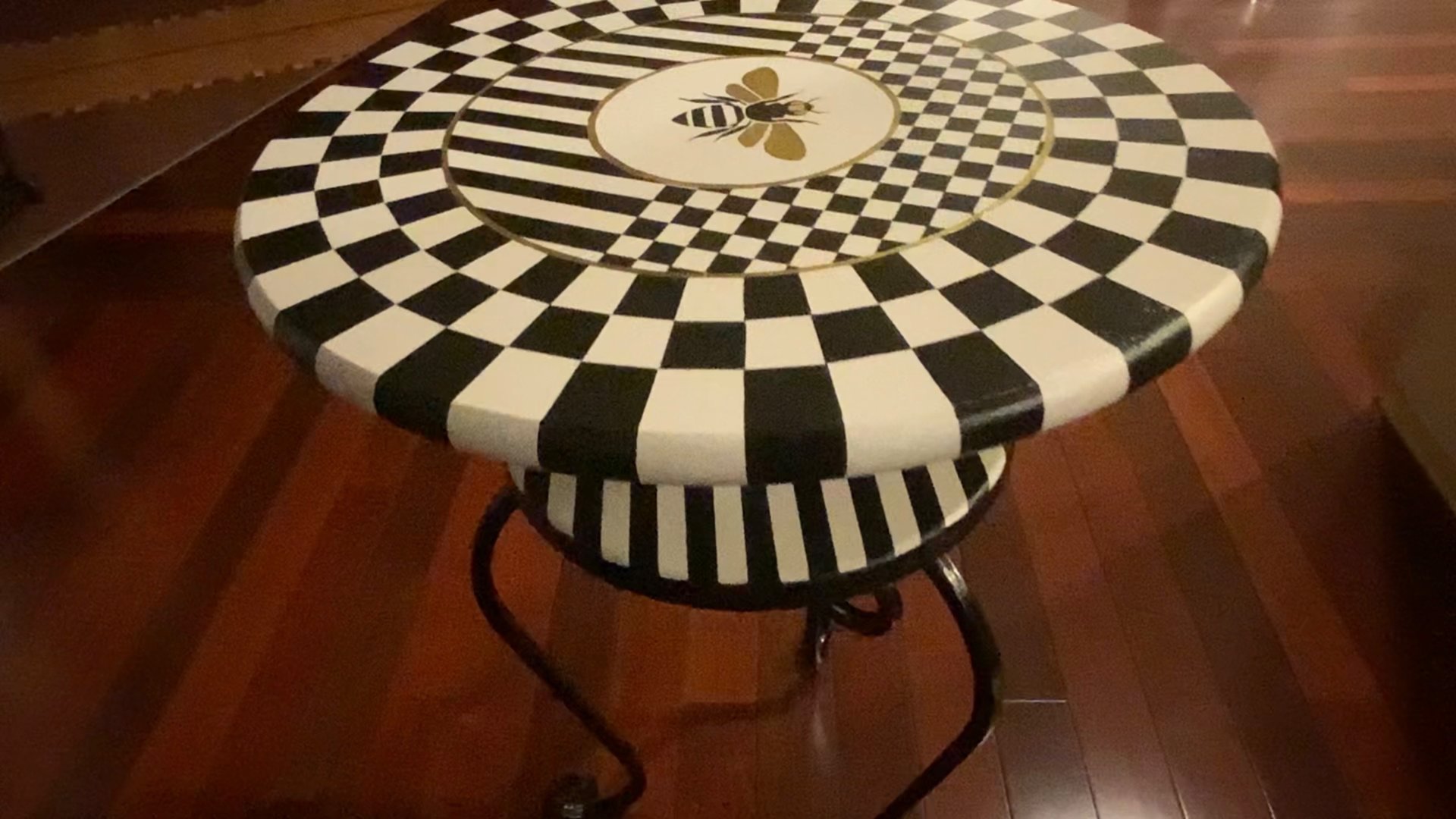 Чайный столик в стиле МакКензи