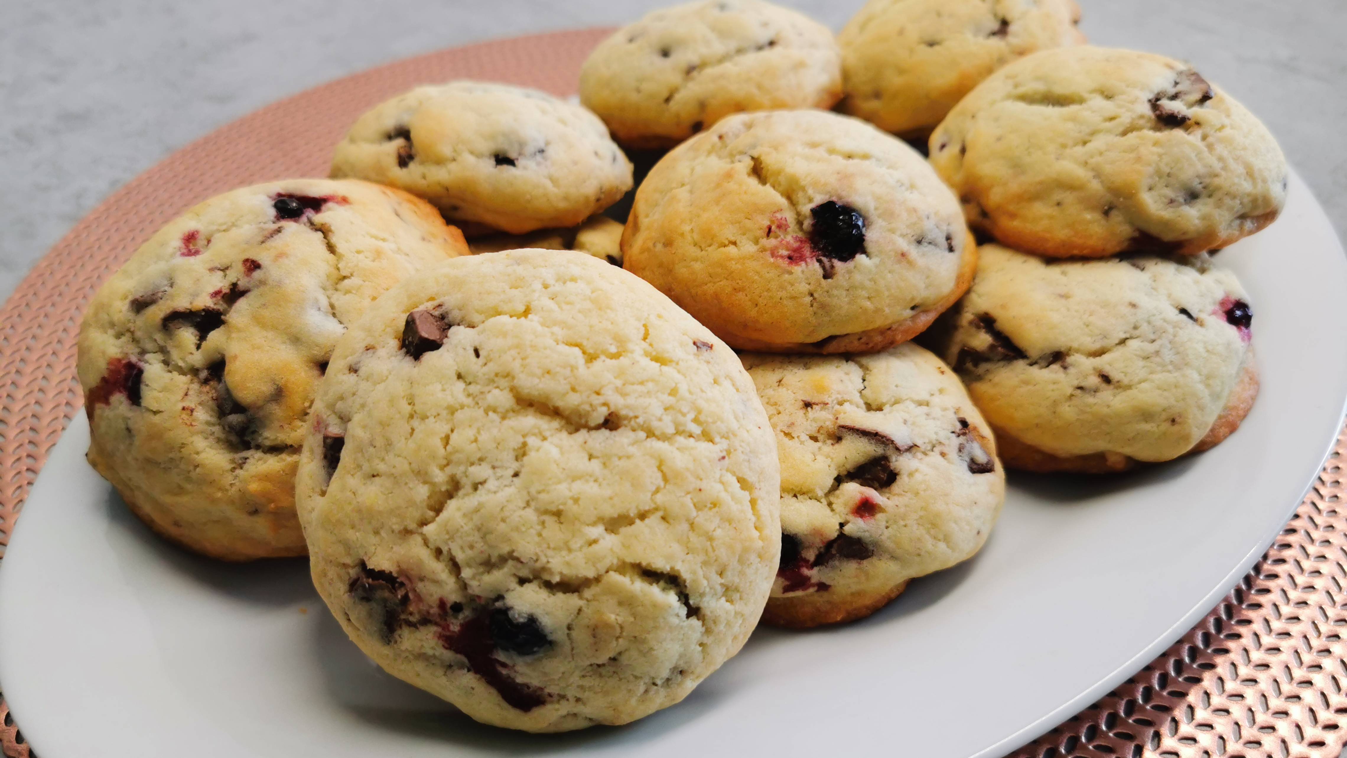 Американское печенье.  Изменённый рецепт с добавлением ягод, белого сахара и жира.