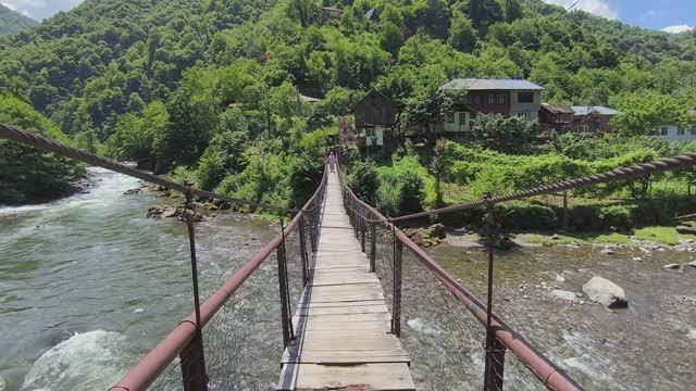 Подвесной мост в селе Аджарисагмарти, Аджария. Река Мачахлисцкали