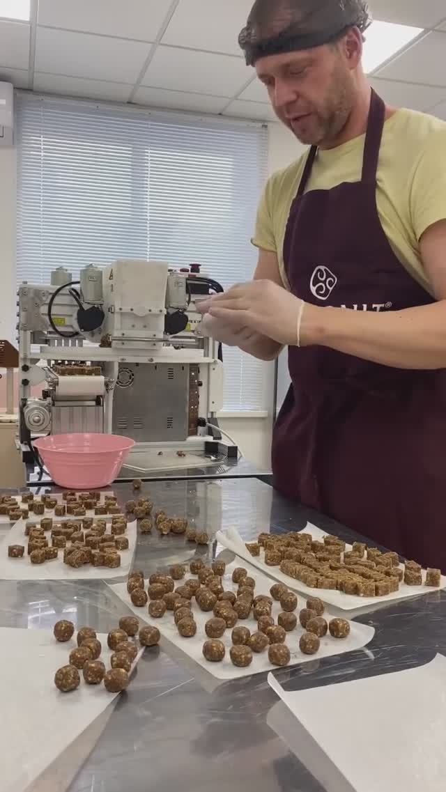 Делаем трюфели на формовочной машине ШокоЛана PRO.