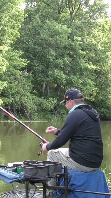 Ловля рыбы впроводку на реке.