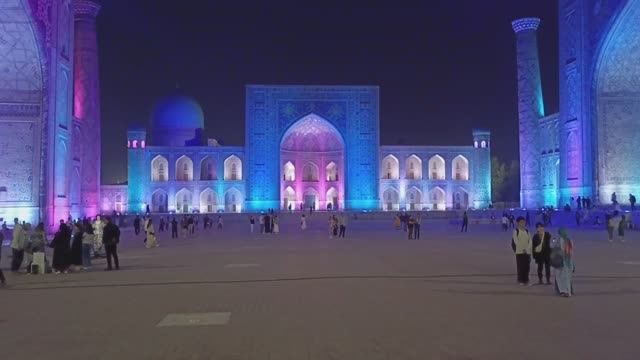 Светомузыкальное шоу на площади Регистан (Самарканд, Узбекистан).