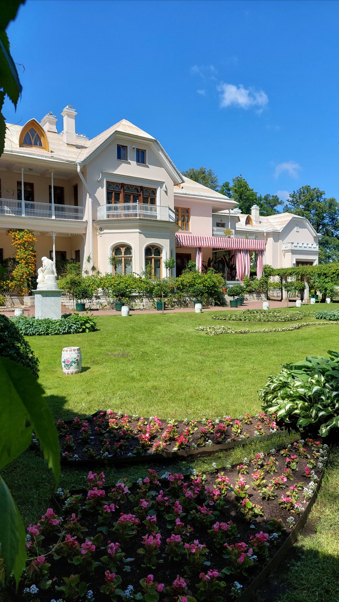 Как я могла пропустить Фермерский дворец в Петергофе🤔? Это же такая красота!