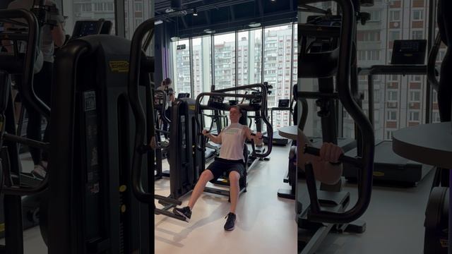 Грудь. Жим от груди прямым хватом в блочном Хаммере