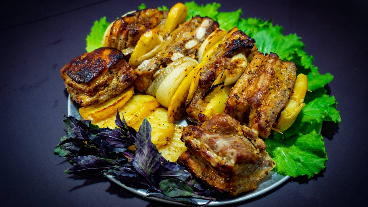 Сытные, ароматные и очень аппетитные свиные ребрышки с картошкой в духовке