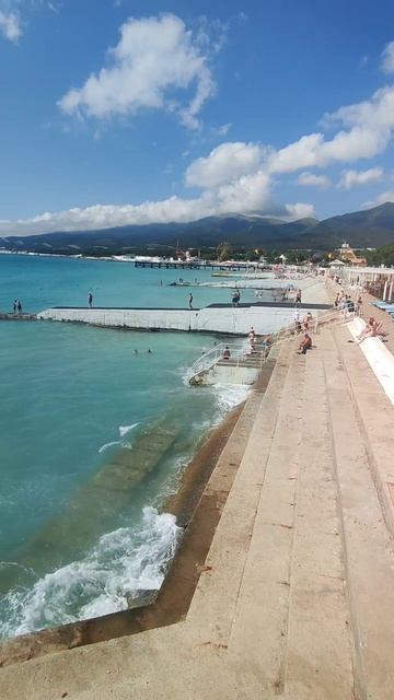 Прохладное,но чистое море в Кабардинке, июнь 2025