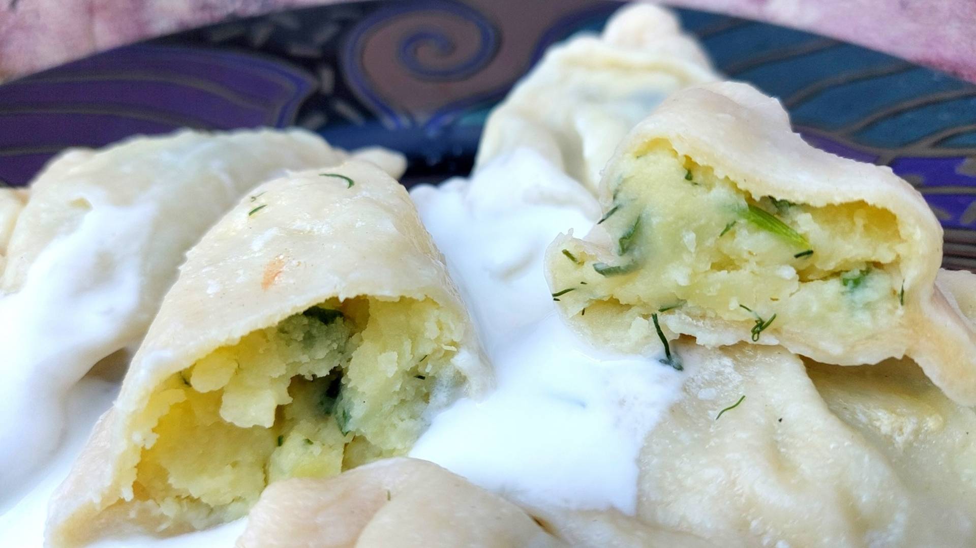 Вареники с картошкой и зеленью. Тесто на яйцах.