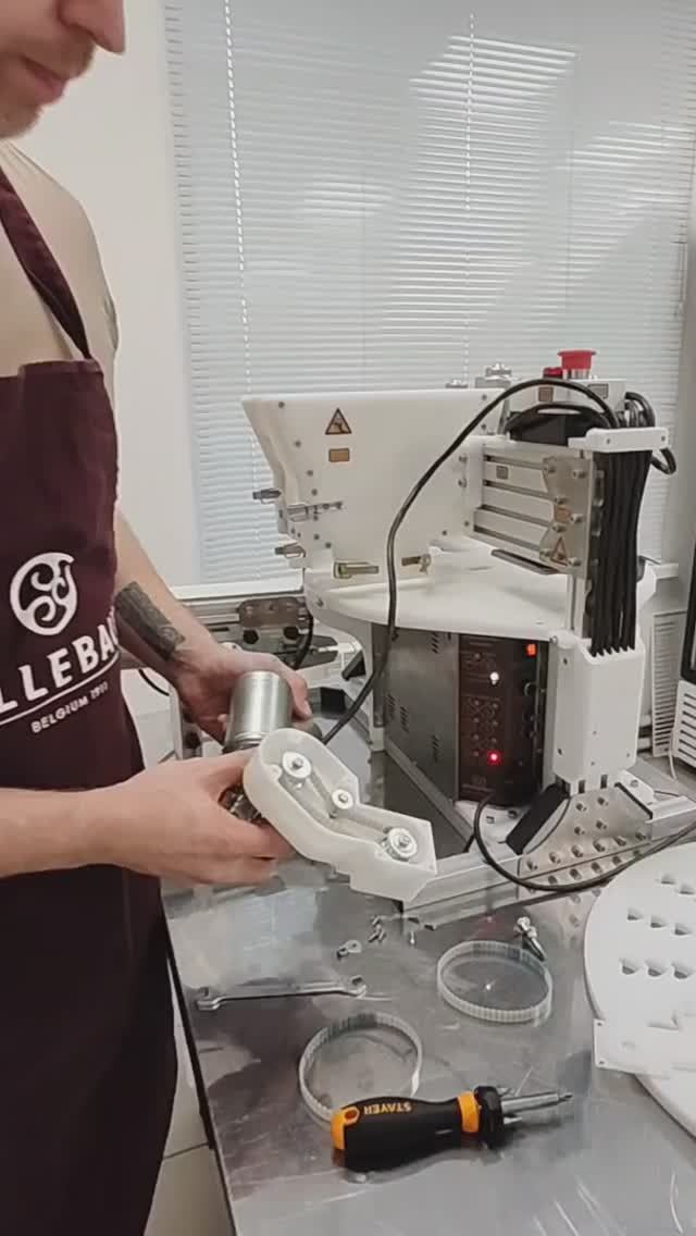 Как заменить ремень на формовочной машине.