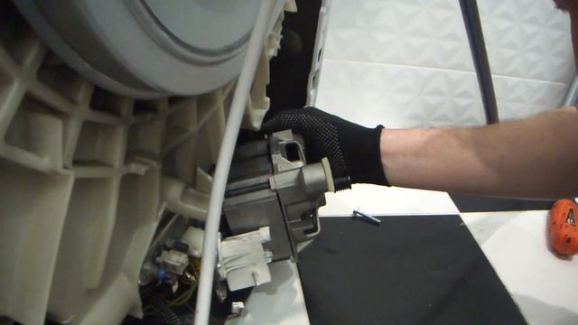 Перестала стирать и выдала ошибку Bosch E21 / Помогает ребенок снимать мою работу / 21 серия