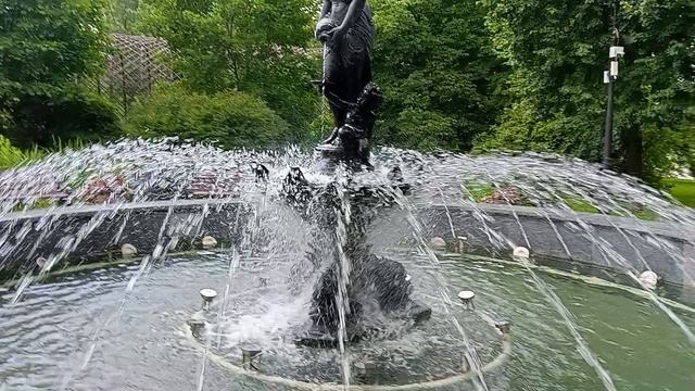 Центральный парк культуры и отдыха Горького фонтан"Девушка с кувшином" 1937г.  вечером с подсветкой