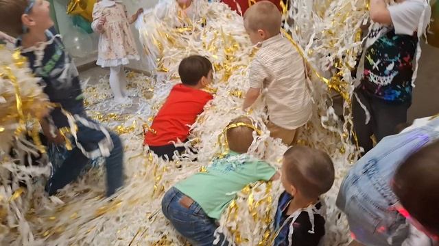 Микки Маус на бумажной дискотеке