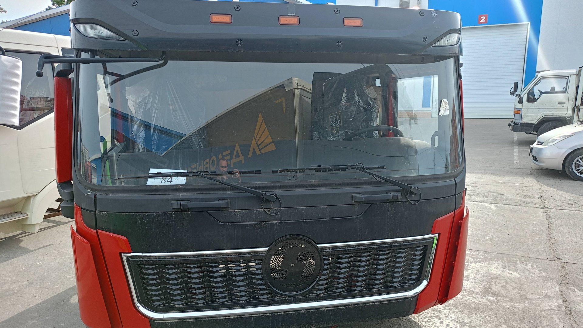 Обзор Кабины Shacman X3000 рестайлинг (X5000) Самосвал под Weichai  красная