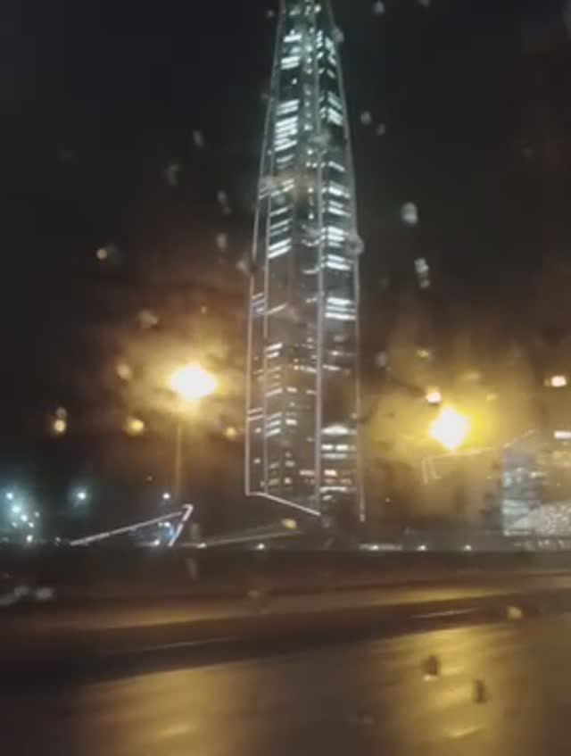 Проезжая мимо самого высокого здания Европы ноябрьским вечером