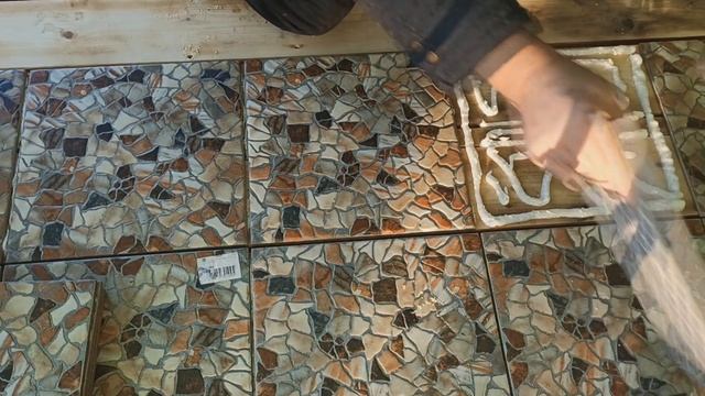 Керамическая плитка на пол террасы прямо по доскам. Отличный пол своими руками.