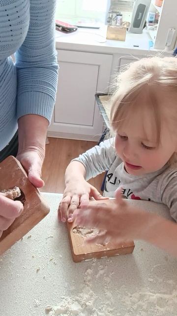 Лепим с внучкой печатные пряники