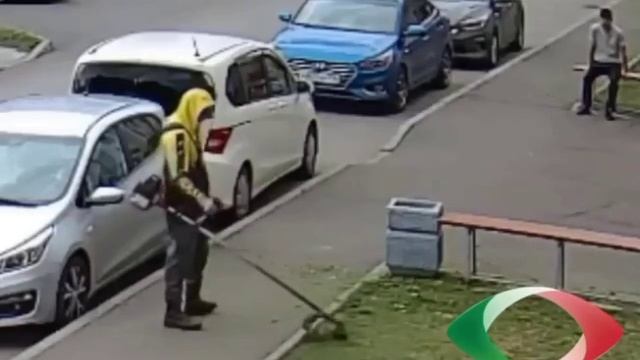 Газонокосильщик лупит по стеклам авто!