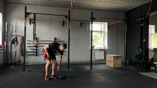 Подъем рук с гантелями перед собой