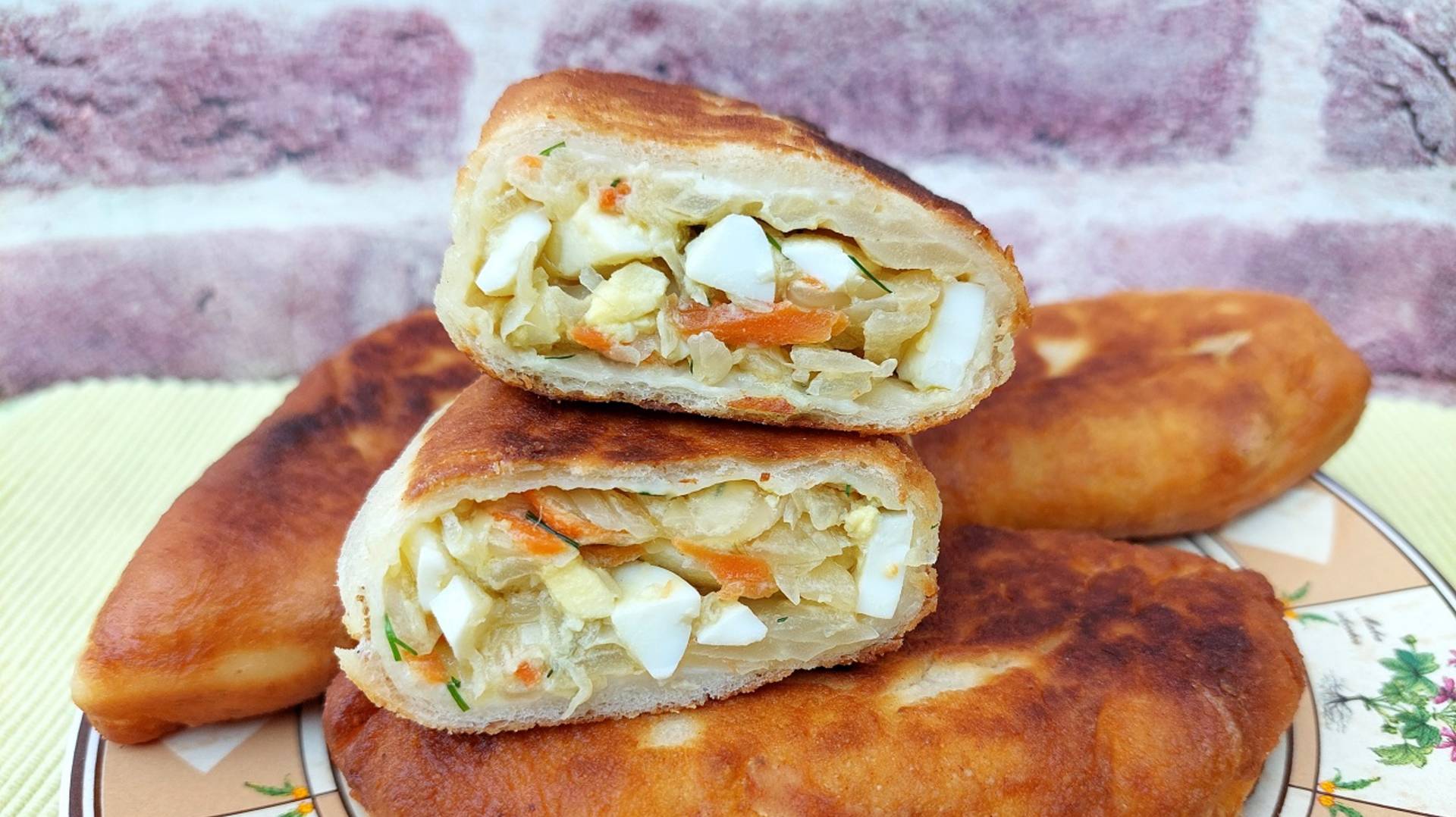 Пирожки жареные с капустой и яйцами. Тесто воздушное, начинка простая и невероятно вкусная.