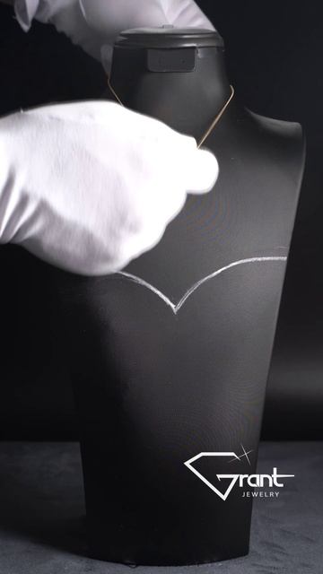 Как выбрать украшение под вырез? Совет от ювелирного завода "Грант"