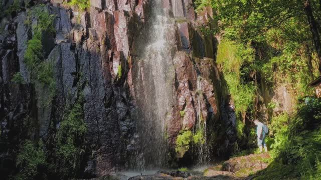 Водопад Любви с базальтовыми столбами недалеко от Батуми