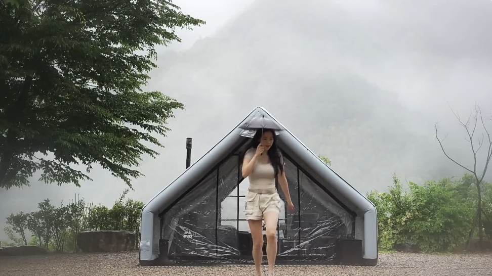 Кемпинг в шикарной надувной палатке.