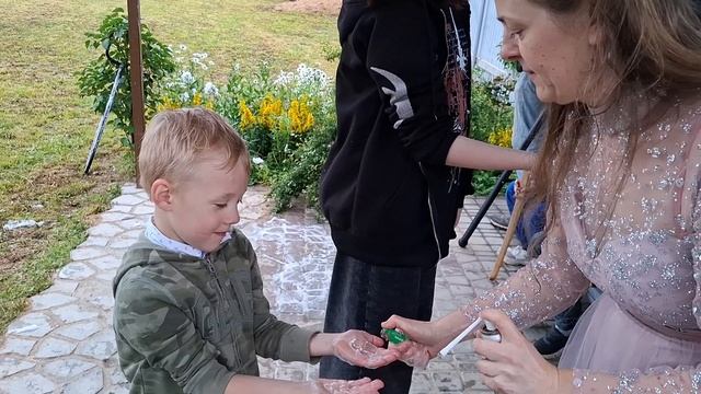 Огонь на двух ладошках малыша