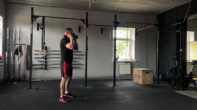 Приседания с выбросом гантель (трусики)