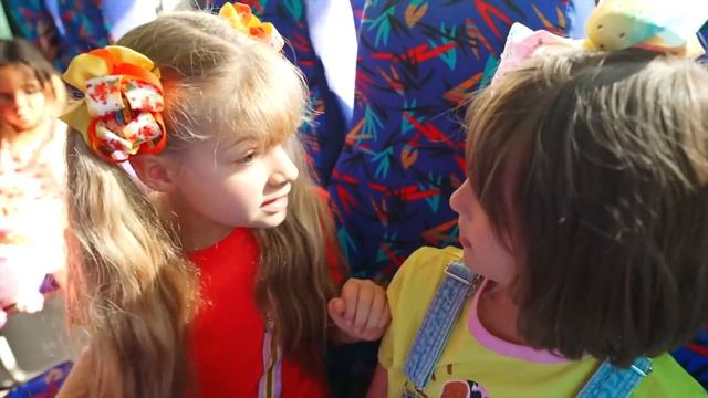 Диана и Рома ( Diana Roma ) - Диана и Рома узнают правила поведения и безопасности в школьном автобу