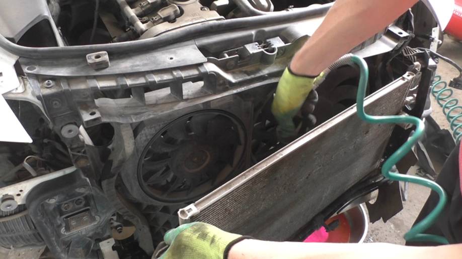 Замена радиатора охлаждения двигателя на АУДИ А6 2008 AUDI A6 2,0 BPJ 2часть