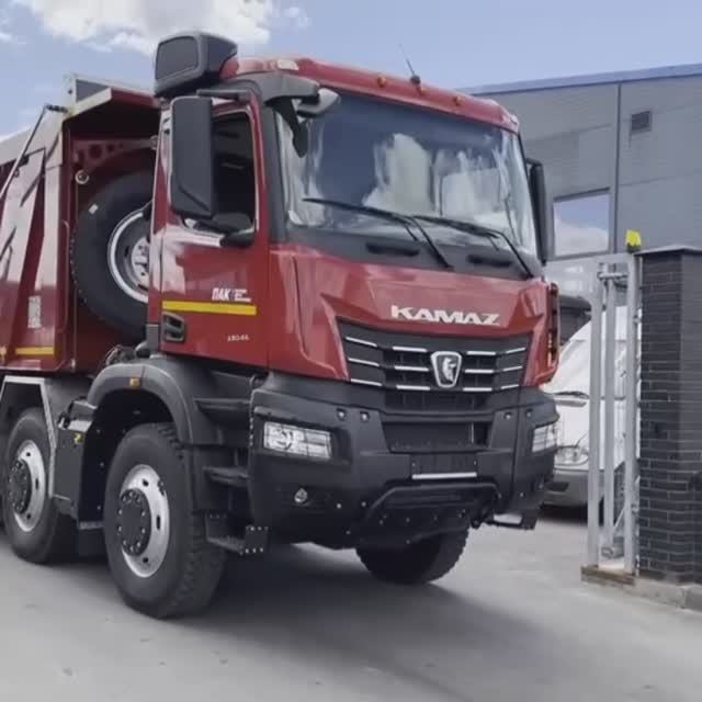 Едет КАМАЗ 64 — новый самосвал с прицепом