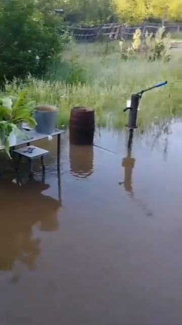 Жилые дома затопило в поселке Ургал-1 из-за сильного паводка.
