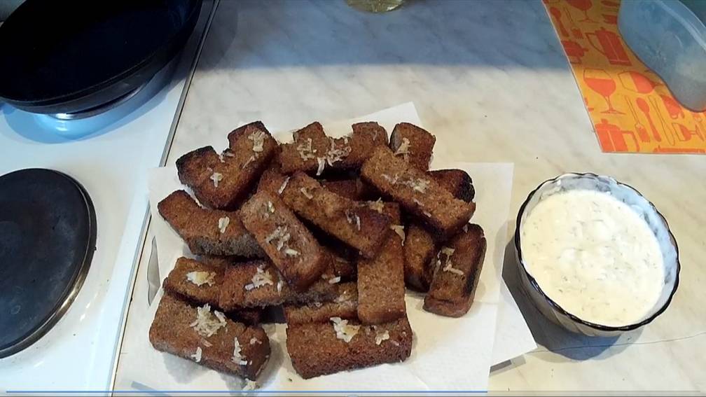 Хрустящие, чесночные гренки, хоть на праздник, хоть на перекус.