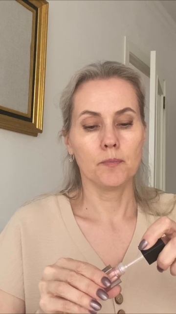 Мерцающий блеск для губ (искрящийся нюд)