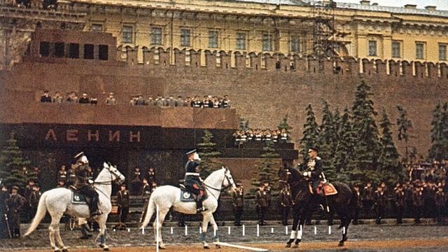 77. Морские волны под дождем