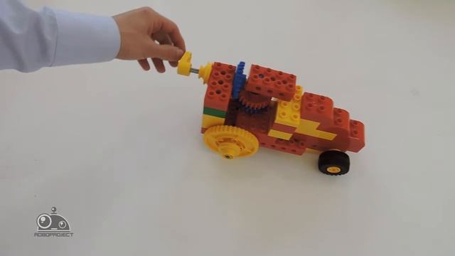 3.Лего Первые механизмы -  Машина с ручным приводом
https://isobr.academy/лёва-аналог-лего/#first