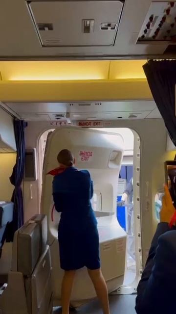 Закрытие двери на Boeing-747 авиакомпании Россия