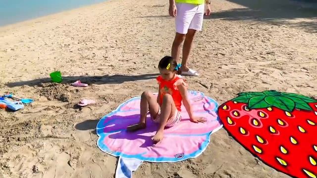 Miss Katy • Мисс Кейт - Катя и Макс играют на пляже