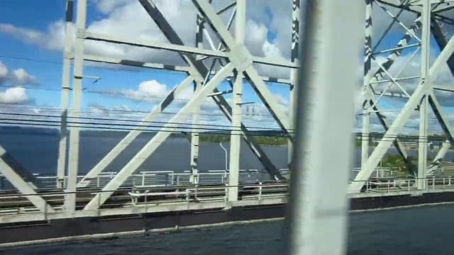 Вид_из_окна_поезда_река_Волга_Романовский_мост,_г_Зеленодольск,