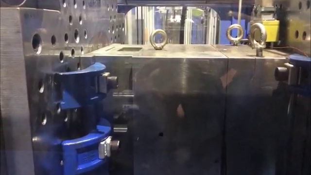 Литье ведер и IML этикетка на ТПА Threeplast