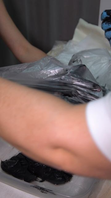 Грязевые аппликации на кисти рук