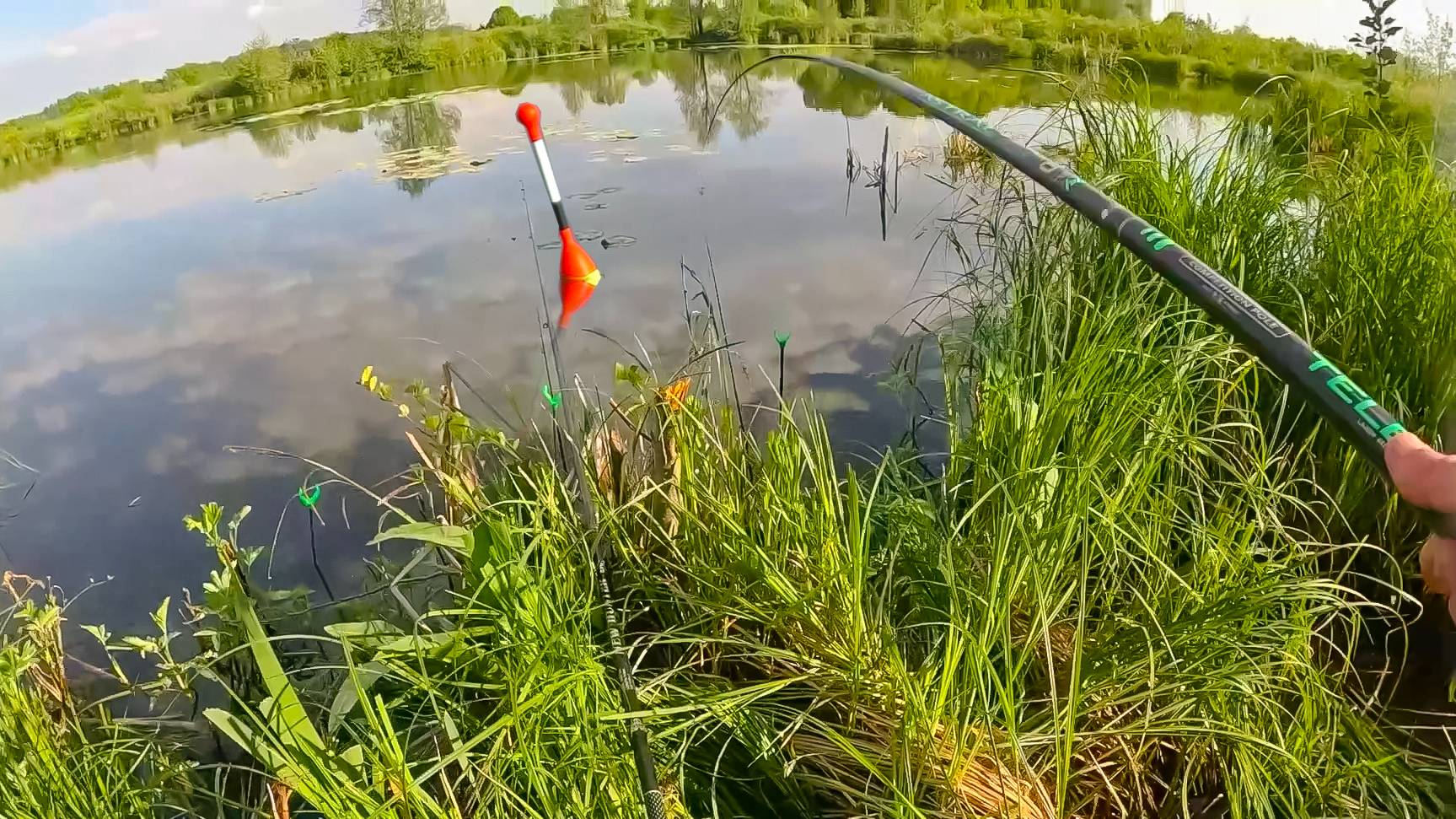 ЗАПЛЫЛ В ЗАТОН на МЕЛЯК, а ТУТ В КУБЫШКЕ КИШИТ РЫБОЙ! Рыбалка на поплавок в 2025